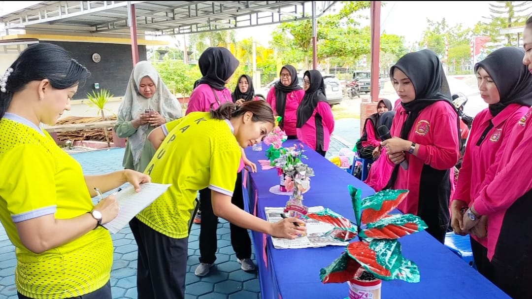 Bhayangkari Kapuas Gelar Lomba Merangkai Bunga Dari Barang Bekas - Ini ...